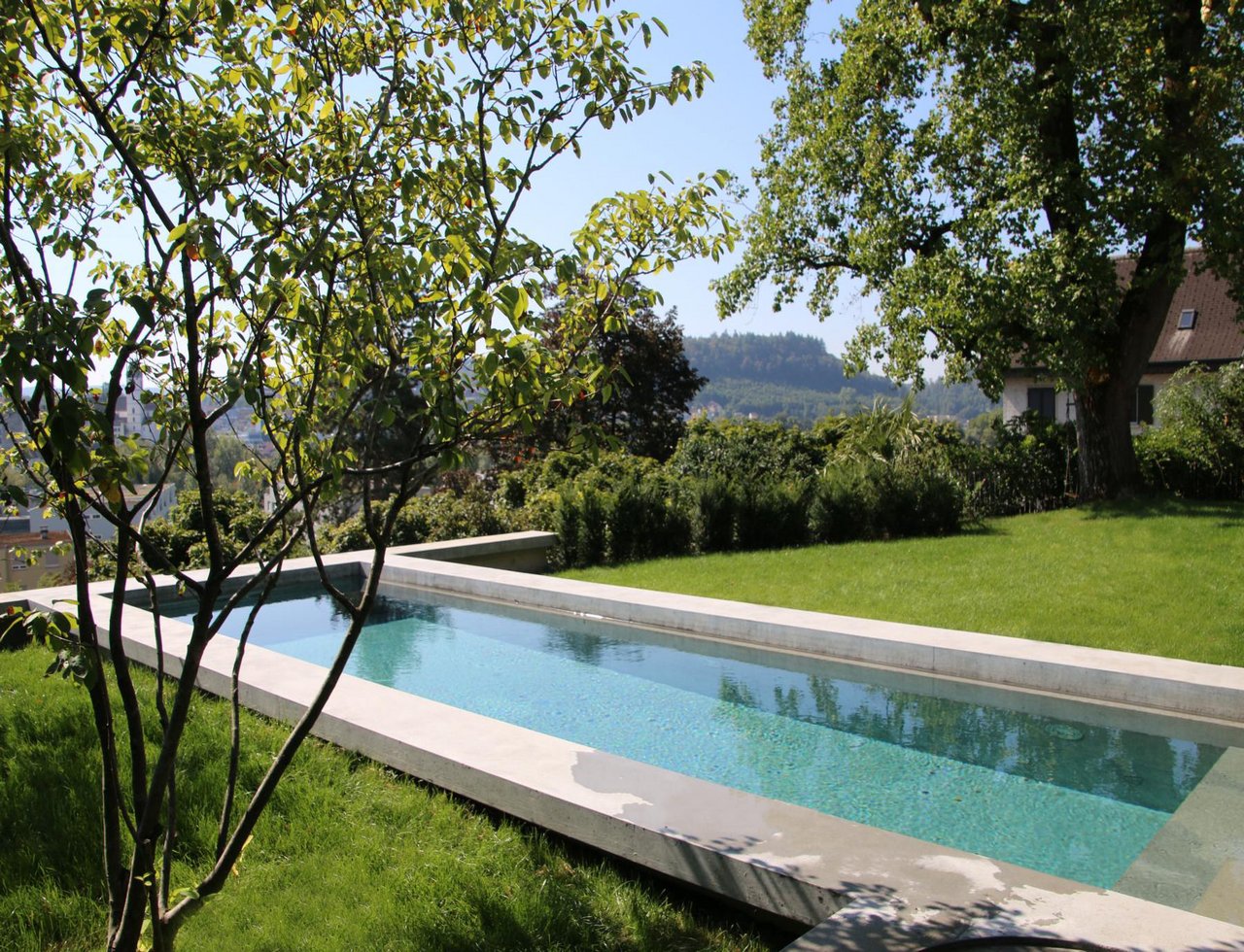 Infinitypool mit Stadtblick - Swimmingpool