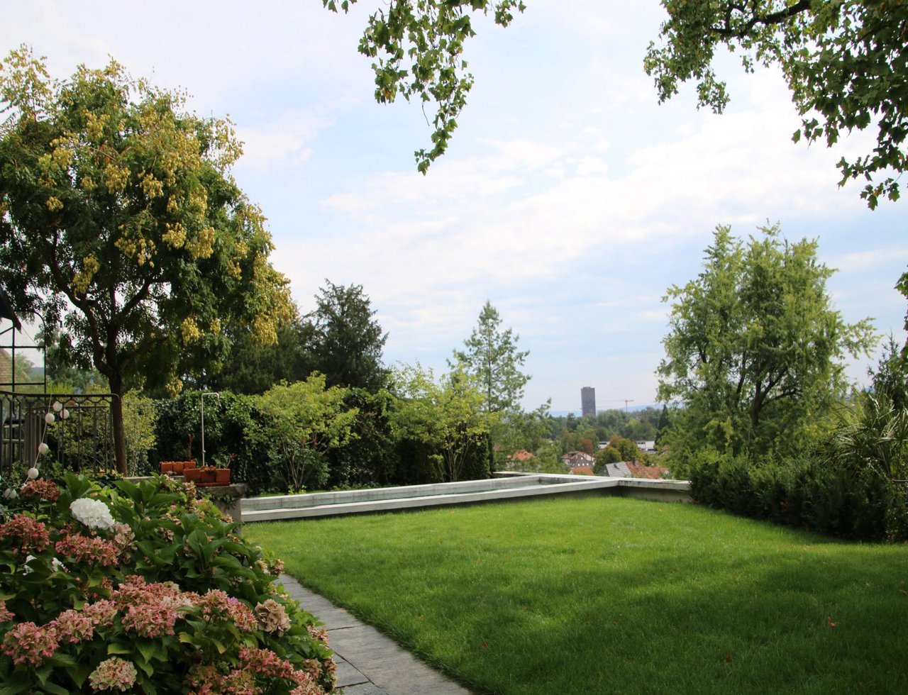 Infinitypool mit Stadtblick - Swimmingpool